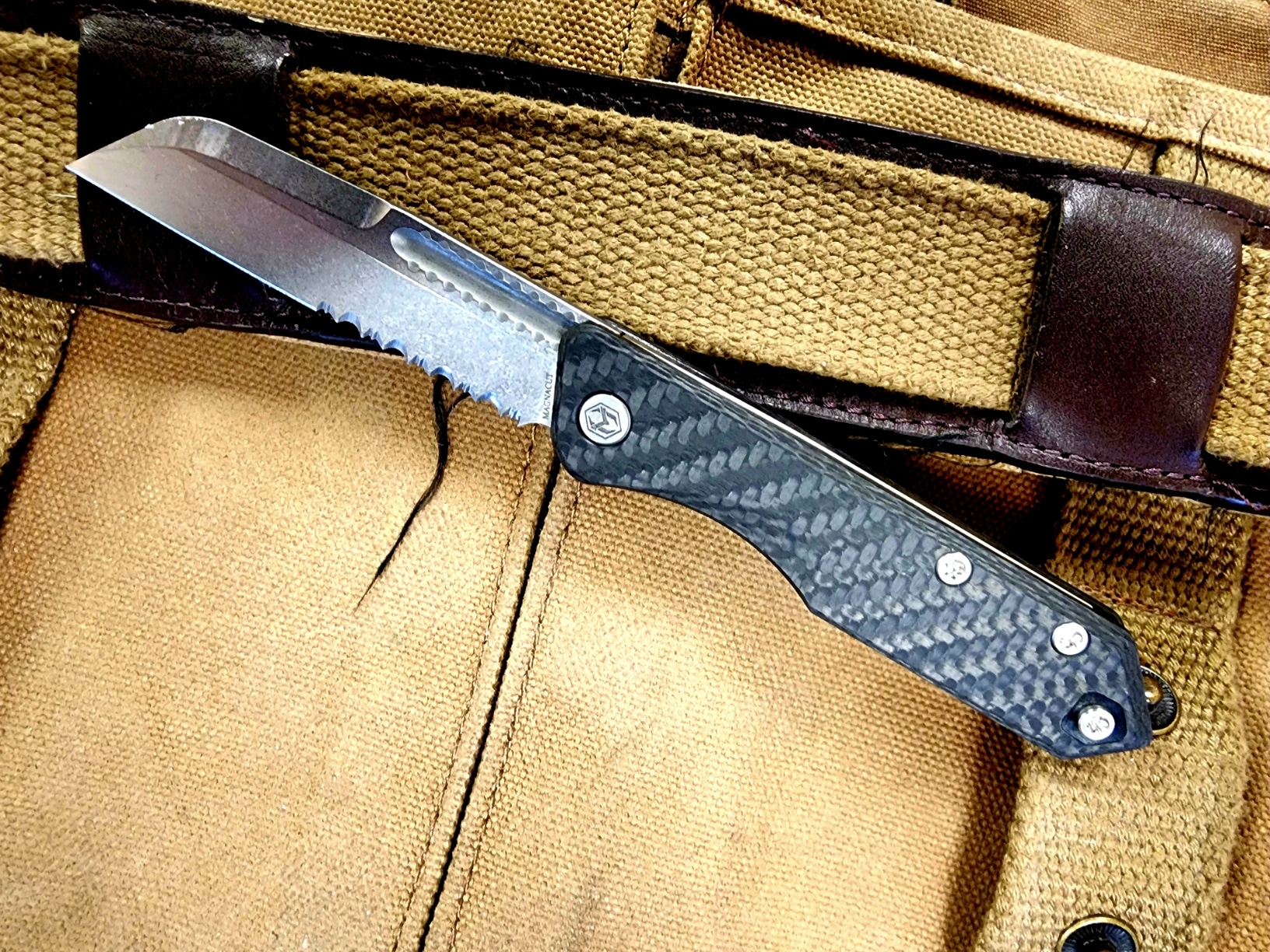 Heretic Knives Jinn Slipjoint Serrated Stonewashed Magnacut Sheepsfoot ...