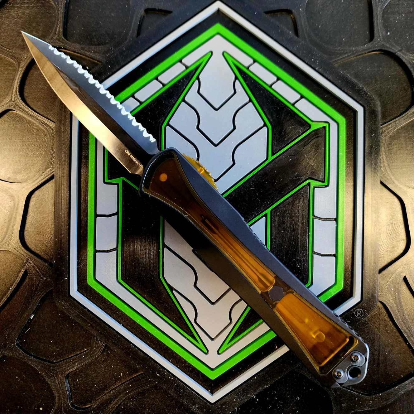 Heretic Knives Manticore X Black DLC Serrated Magnacut Dagger Ultem ...