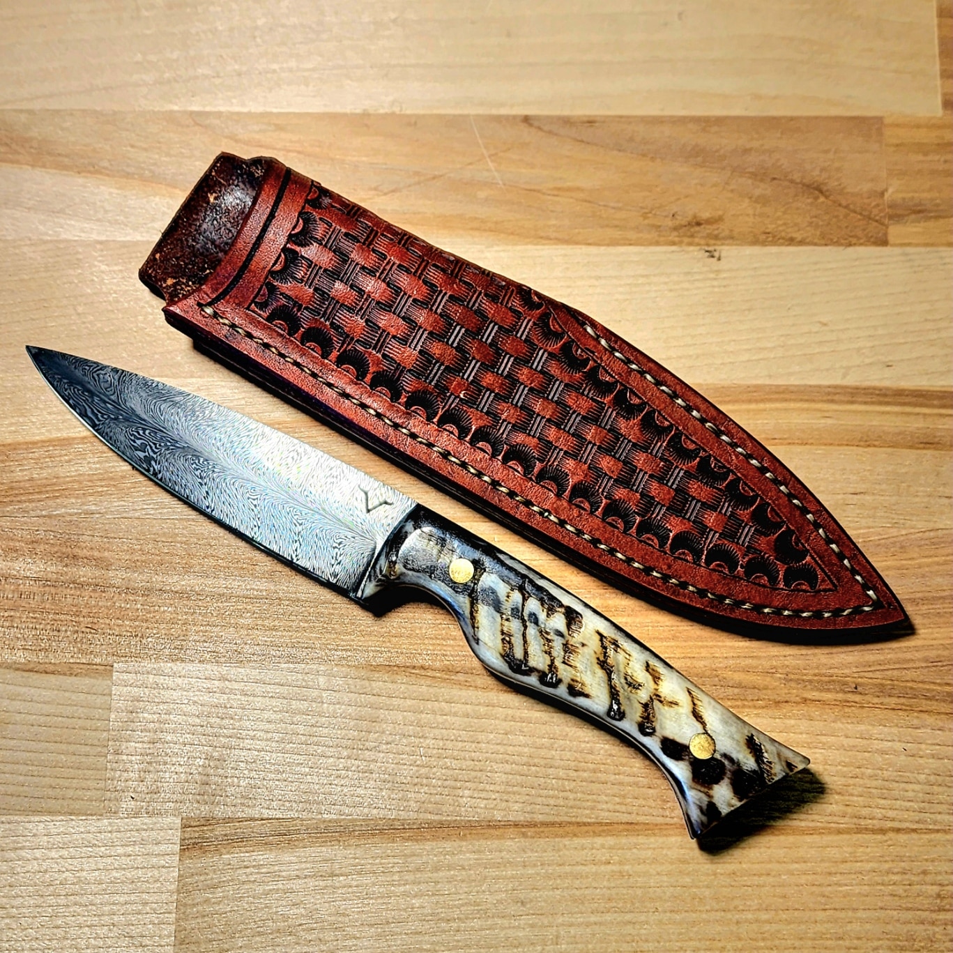 Flying V Forge Custom Ron Vincent Hunting Knife Feathered Damascus Ram Horn Custom Sheath- DNK ...